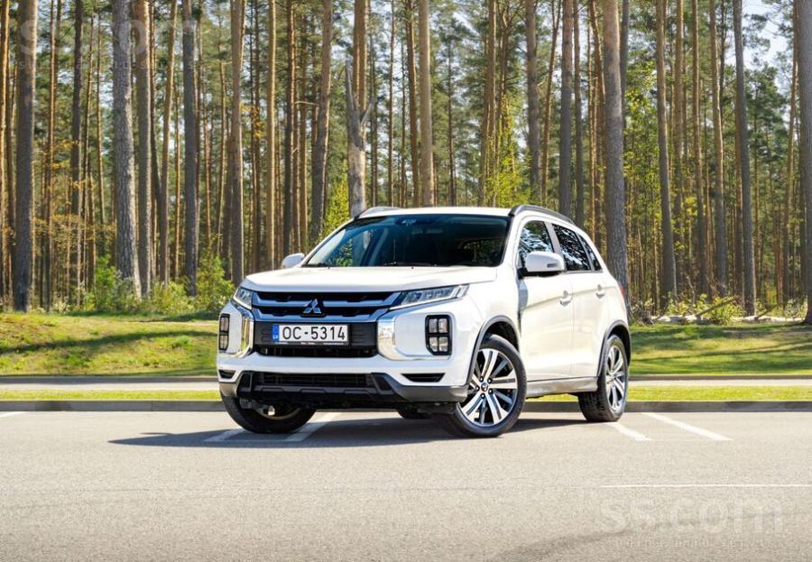White Mitsubishi ASX 2020 in Riga, with an engine capacity of 2.00 L and mileage of 149 thousand km for 14990 €, photo 4 on AUTOMOTO.COM.LV
