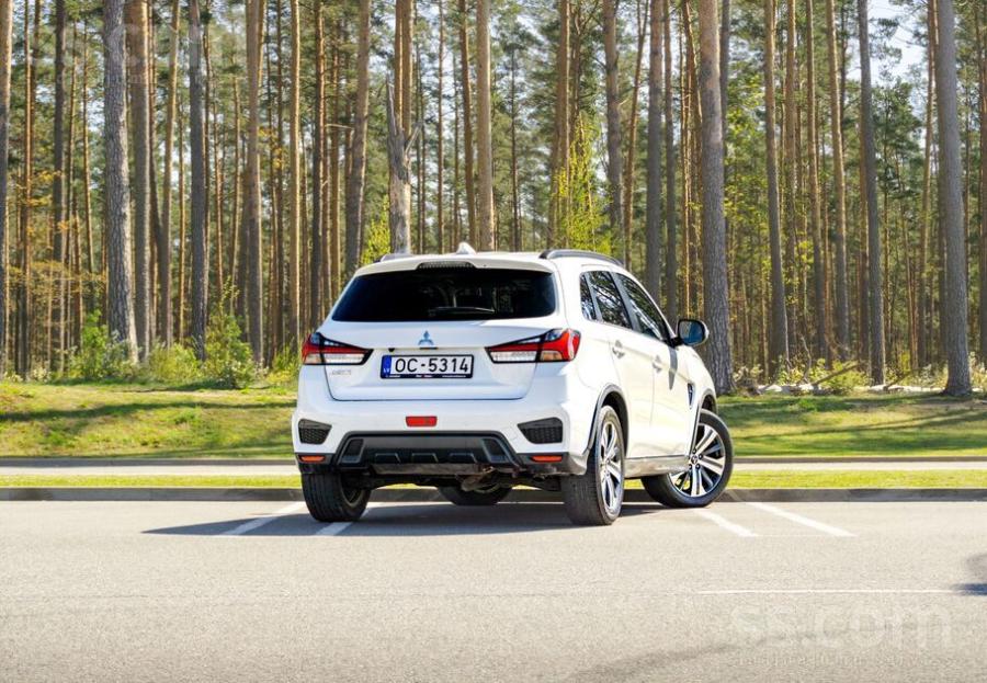 White Mitsubishi ASX 2020 in Riga, with an engine capacity of 2.00 L and mileage of 149 thousand km for 14990 €, photo 6 on AUTOMOTO.COM.LV