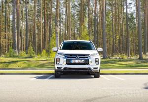 White Mitsubishi ASX 2020 in Riga, with an engine capacity of 2.00 L and mileage of 149 thousand km for 11590 €, photo 3 on AUTOMOTO.COM.LV