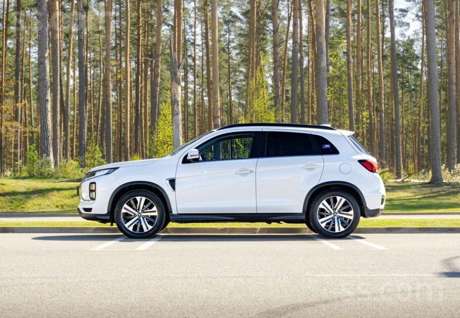 White Mitsubishi ASX 2020 in Riga, with an engine capacity of 2.00 L and mileage of 149 thousand km for 11590 €, photo 4 on AUTOMOTO.COM.LV