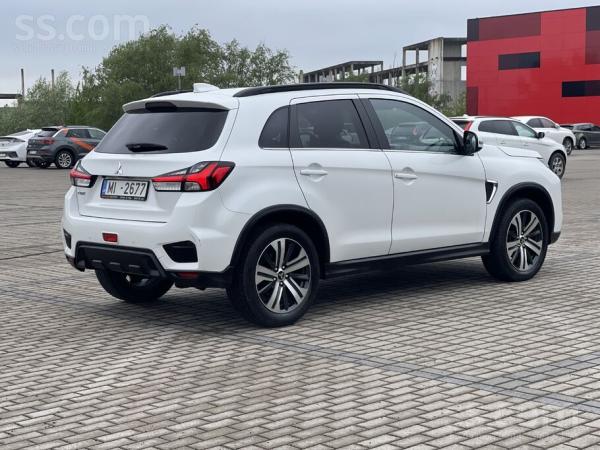 White Mitsubishi ASX 2021 in Riga, with an engine capacity of 2.00 L and mileage of 60 thousand km for 18950 €, photo 3 on AUTOMOTO.COM.LV