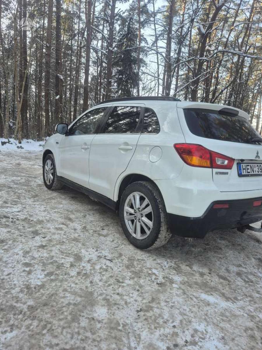 White Mitsubishi ASX 2010 in Vilnius, with an engine capacity of 1.80 L and mileage of 269 thousand km for 4499 €, photo 3 on AUTOMOTO.COM.LV