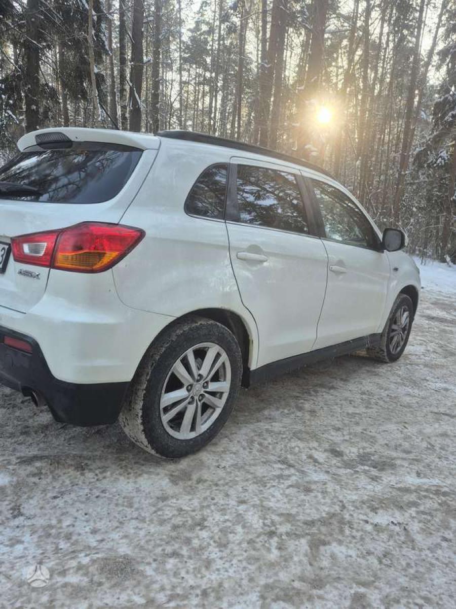 White Mitsubishi ASX 2010 in Vilnius, with an engine capacity of 1.80 L and mileage of 269 thousand km for 4499 €, photo 5 on AUTOMOTO.COM.LV