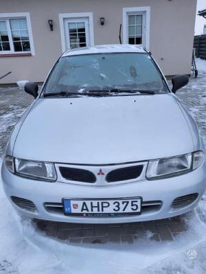 Pelēks Mitsubishi Carisma 1996 Klaipėda, ar dzinēja tilpumu 1.60 L un nobraukumu 189 tūkst. km par 900 €, foto  vietnē AUTOMOTO.COM.LV
