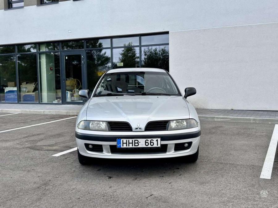 Grey Mitsubishi Carisma 2002 in Mazeikiai, with an engine capacity of 1.83 L and mileage of 180 thousand km for 550 €, photo 3 on AUTOMOTO.COM.LV