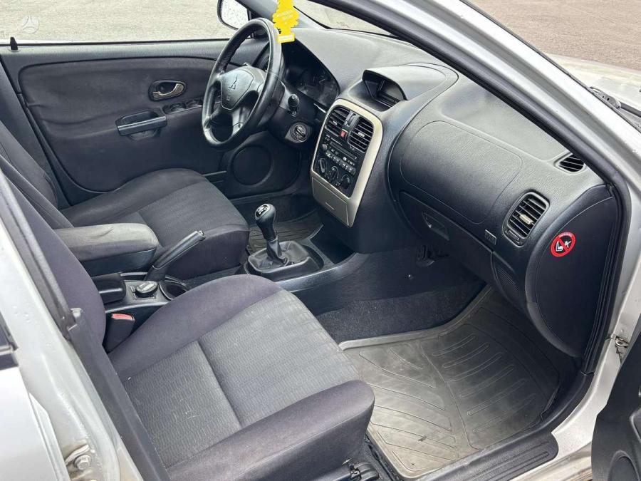 Grey Mitsubishi Carisma 2002 in Mazeikiai, with an engine capacity of 1.83 L and mileage of 180 thousand km for 550 €, photo 8 on AUTOMOTO.COM.LV