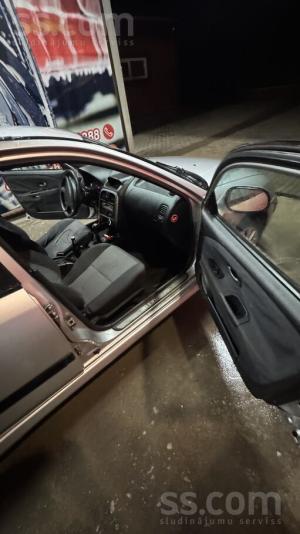 Pelēks Mitsubishi Carisma 2002 Ludza, ar dzinēja tilpumu 1.90 L un nobraukumu 378 tūkst. km par 900 €, foto 5 vietnē AUTOMOTO.COM.LV