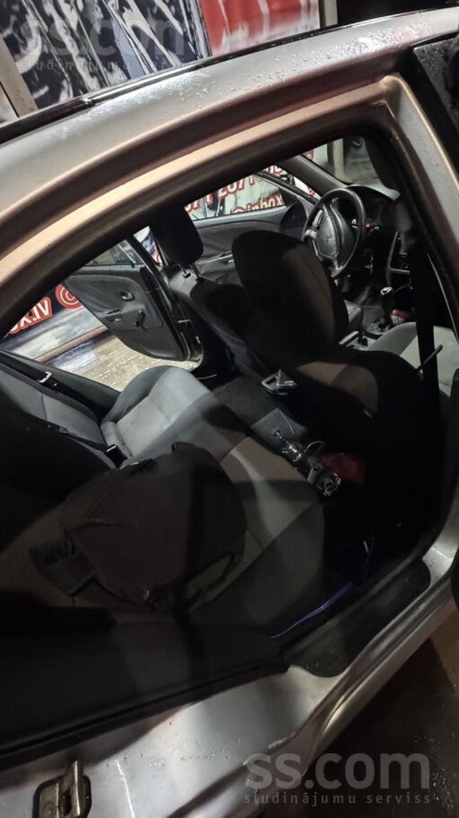 Pelēks Mitsubishi Carisma 2002 Ludza, ar dzinēja tilpumu 1.90 L un nobraukumu 378 tūkst. km par 900 €, foto 7 vietnē AUTOMOTO.COM.LV