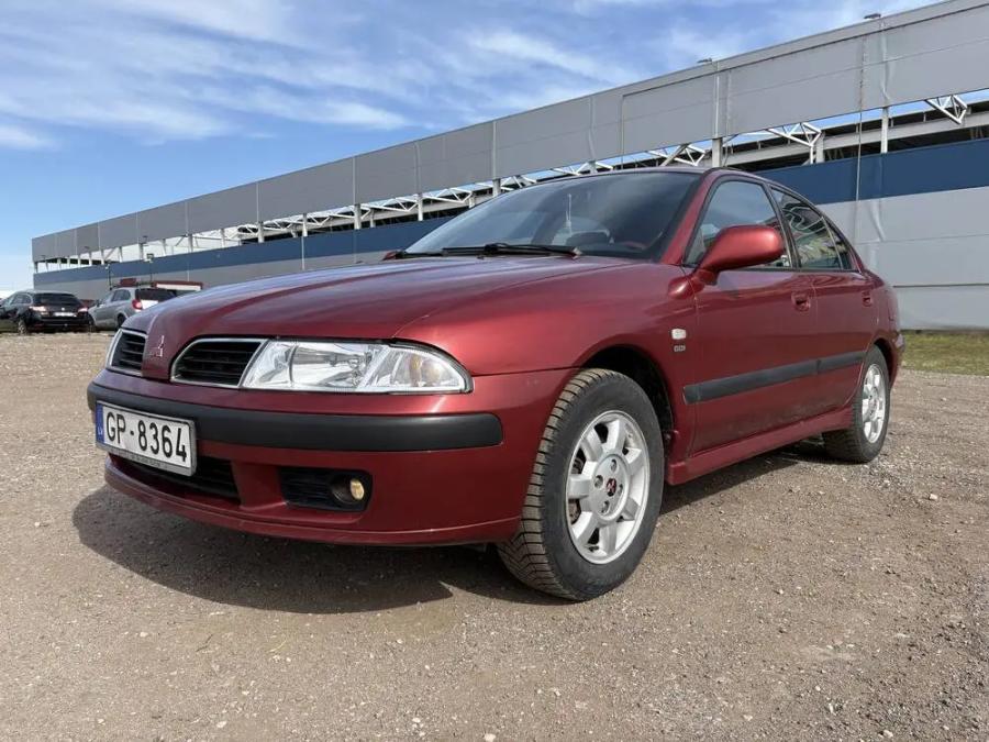 Red Mitsubishi Carisma 2000 in Daugavpils, with an engine capacity of 1.80 L and mileage of 245 thousand km for 1450 €, photo 1 on AUTOMOTO.COM.LV