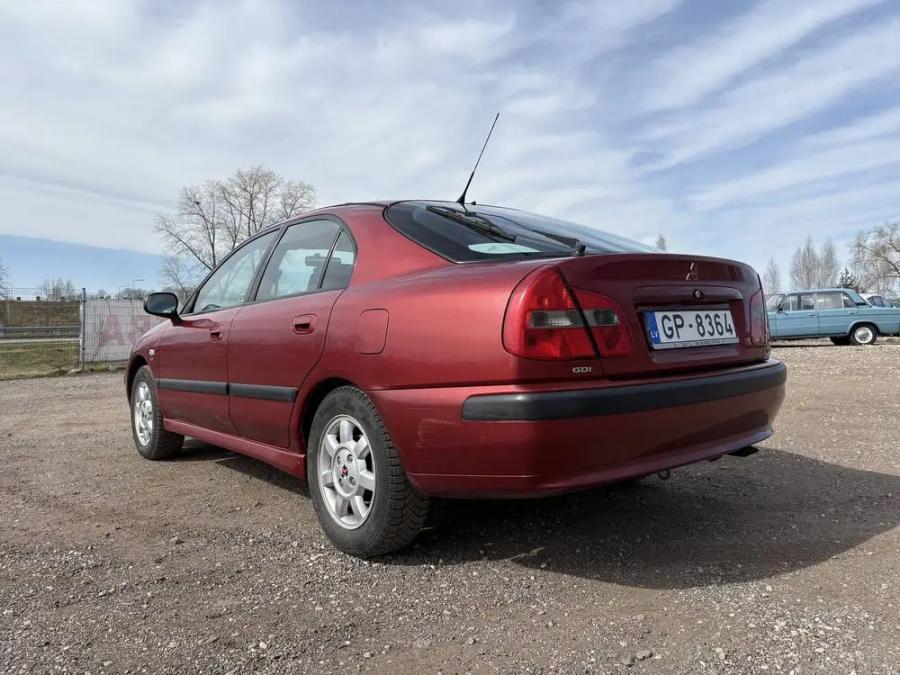 Red Mitsubishi Carisma 2000 in Daugavpils, with an engine capacity of 1.80 L and mileage of 245 thousand km for 1450 €, photo 4 on AUTOMOTO.COM.LV