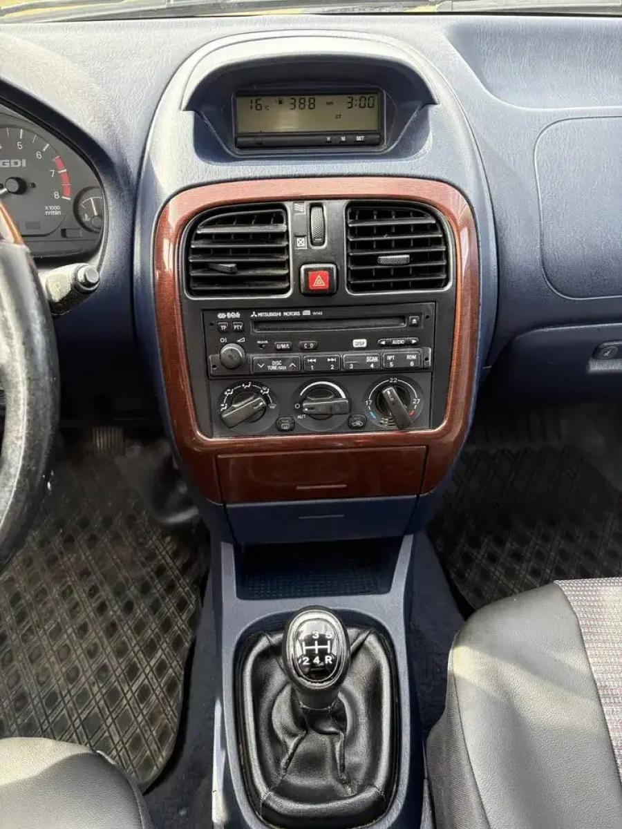 Red Mitsubishi Carisma 2000 in Daugavpils, with an engine capacity of 1.80 L and mileage of 245 thousand km for 1450 €, photo 12 on AUTOMOTO.COM.LV