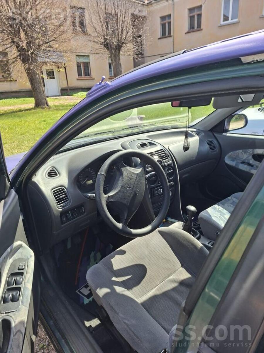 Violets Mitsubishi Carisma 1997 Valmiera, ar dzinēja tilpumu 1.90 L un nobraukumu 372 tūkst. km par 900 €, foto 5 vietnē AUTOMOTO.COM.LV
