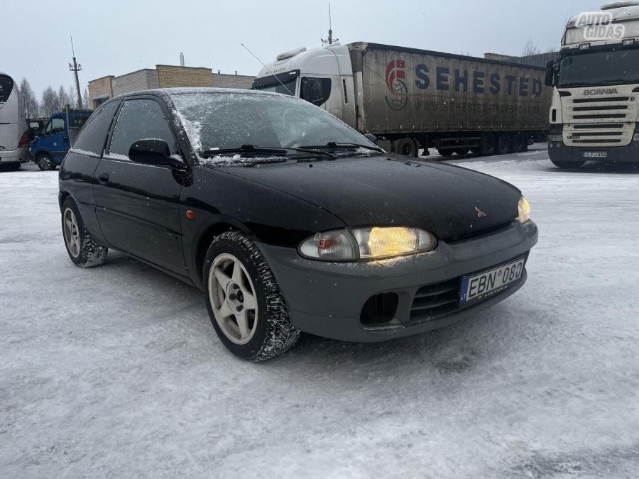 Melns Mitsubishi Colt 1993 Panevēža, ar dzinēja tilpumu 1.60 L un nobraukumu 300 tūkst. km par 650 €, foto 2 vietnē AUTOMOTO.COM.LV