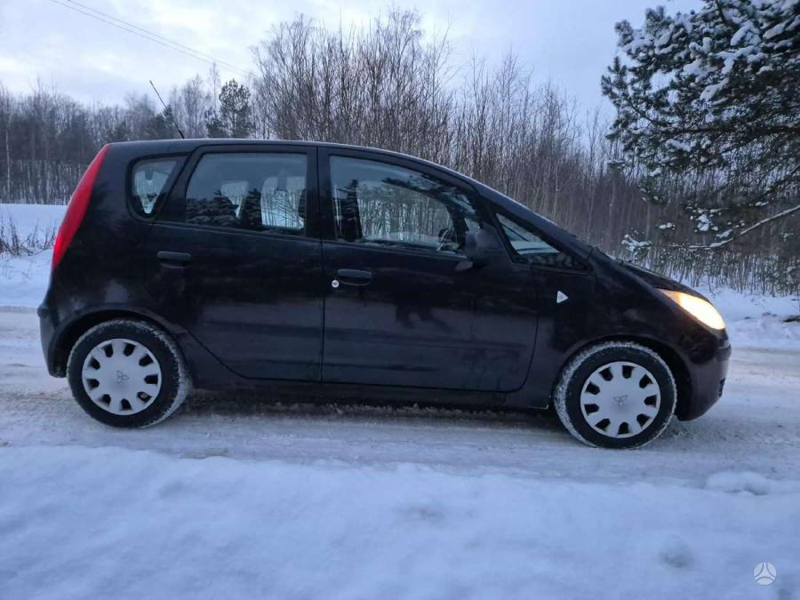 Black Mitsubishi Colt 2006 in Vilnius, with an engine capacity of 1.12 L and mileage of 149 thousand km for 1150 €, photo 4 on AUTOMOTO.COM.LV