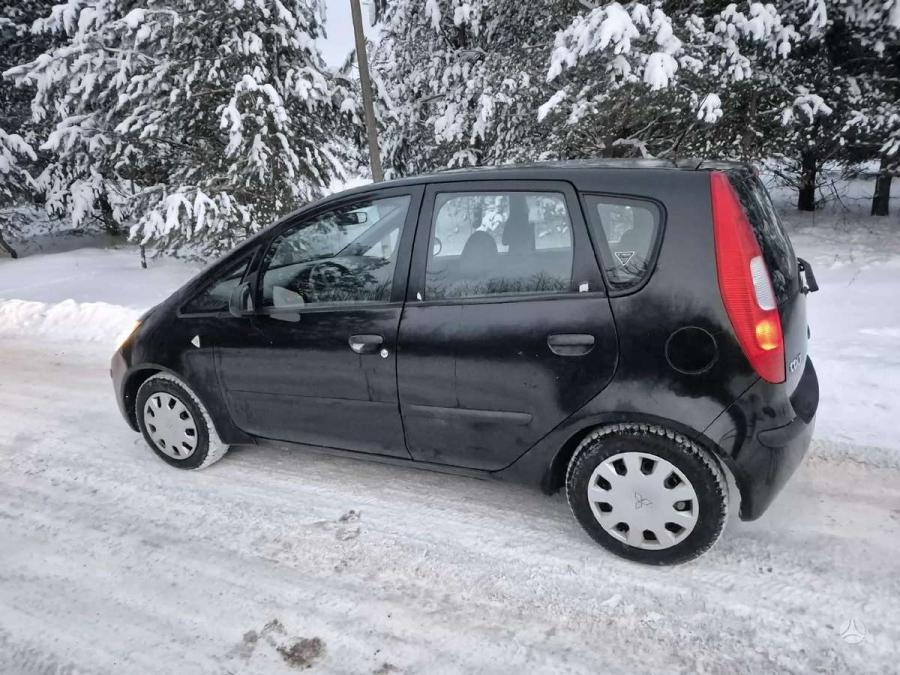 Black Mitsubishi Colt 2006 in Vilnius, with an engine capacity of 1.12 L and mileage of 149 thousand km for 1150 €, photo 5 on AUTOMOTO.COM.LV