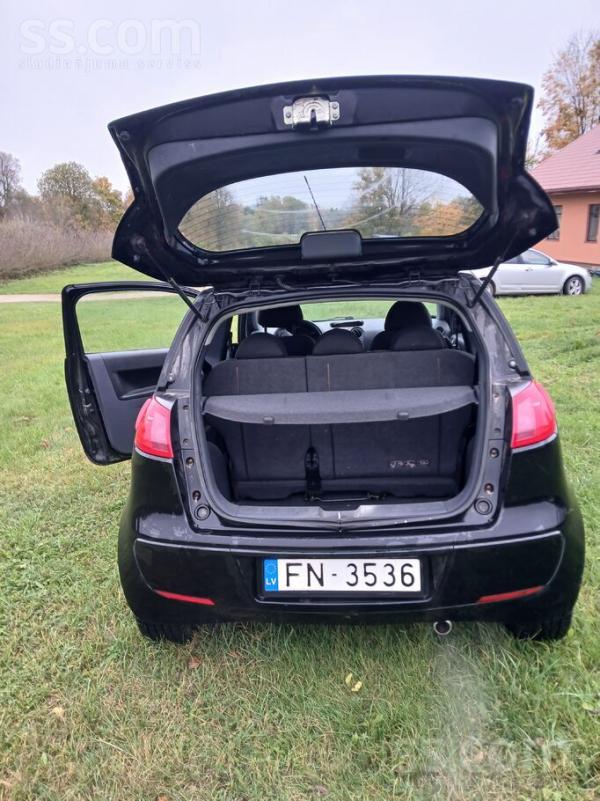 Black Mitsubishi Colt 2007 in Riga, with an engine capacity of 1.30 L and mileage of 227 thousand km for 1100 €, photo 6 on AUTOMOTO.COM.LV