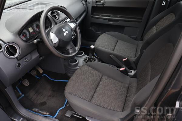 Black Mitsubishi Colt 2009 in Valmiera, with an engine capacity of 1.30 L and mileage of 179 thousand km for 2500 €, photo 10 on AUTOMOTO.COM.LV