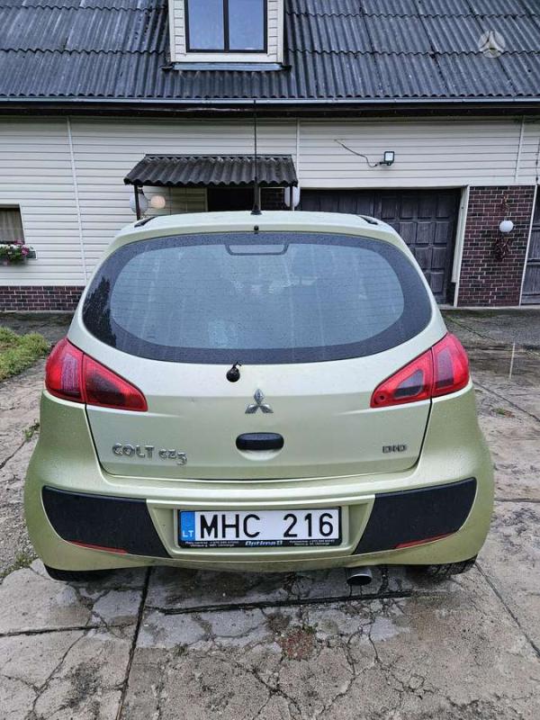 Zaļš Mitsubishi Colt 2005 Viļņa, ar dzinēja tilpumu 1.49 L un nobraukumu 318 tūkst. km par 1200 €, foto 5 vietnē AUTOMOTO.COM.LV
