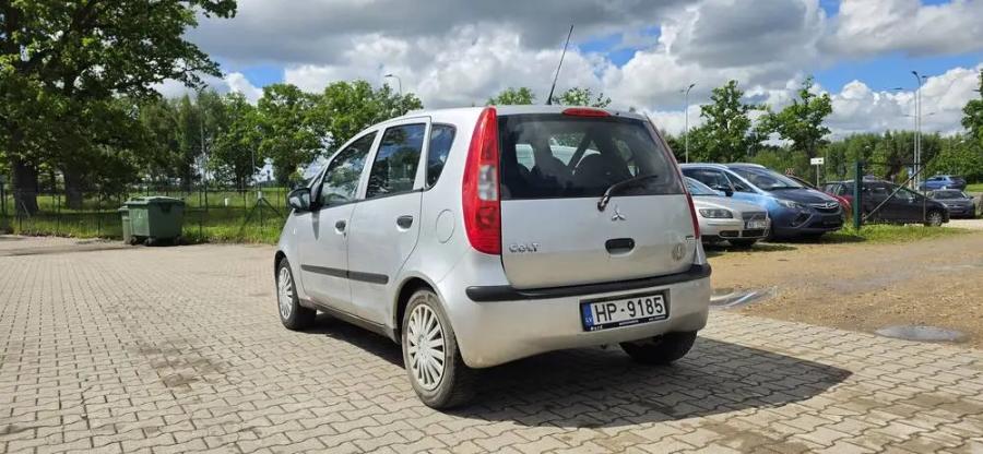 Pelēks Mitsubishi Colt 2004 Valmiera, ar dzinēja tilpumu 1.50 L un nobraukumu 245 tūkst. km par 1100 €, foto 5 vietnē AUTOMOTO.COM.LV