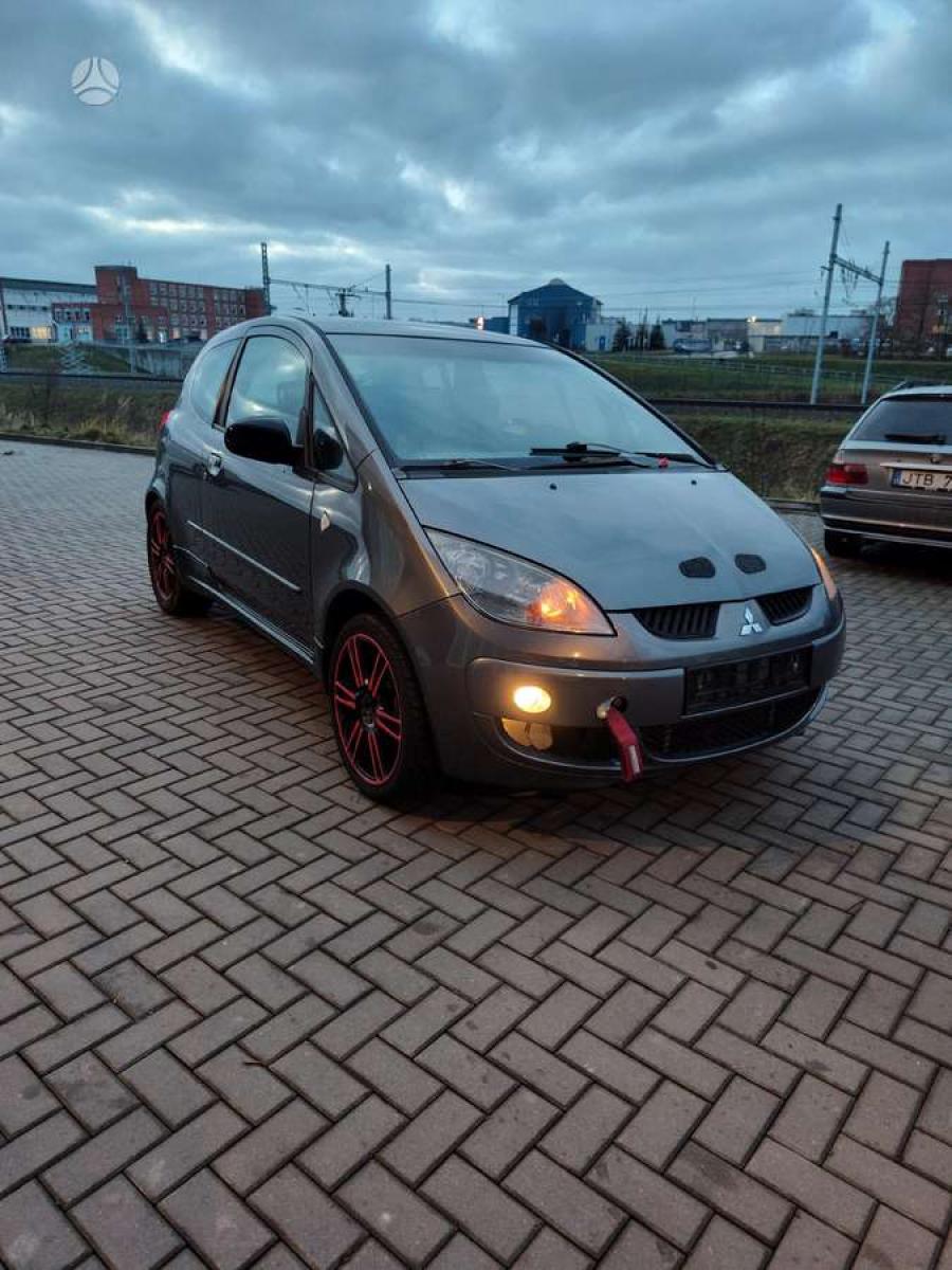 Pelēks Mitsubishi Colt 2005 Kauņa, ar dzinēja tilpumu 1.47 L un nobraukumu 200 tūkst. km par 7500 €, foto 1 vietnē AUTOMOTO.COM.LV