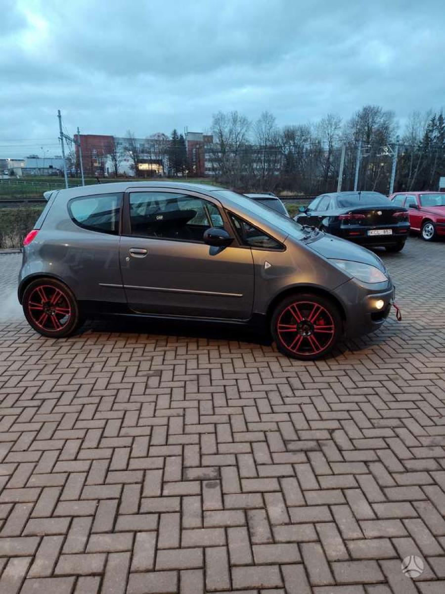 Pelēks Mitsubishi Colt 2005 Kauņa, ar dzinēja tilpumu 1.47 L un nobraukumu 200 tūkst. km par 7500 €, foto 3 vietnē AUTOMOTO.COM.LV