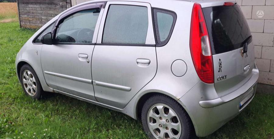 Grey Mitsubishi Colt 2005 in Sakiai, with an engine capacity of 1.49 L and mileage of 227 thousand km for 550 €, photo 5 on AUTOMOTO.COM.LV