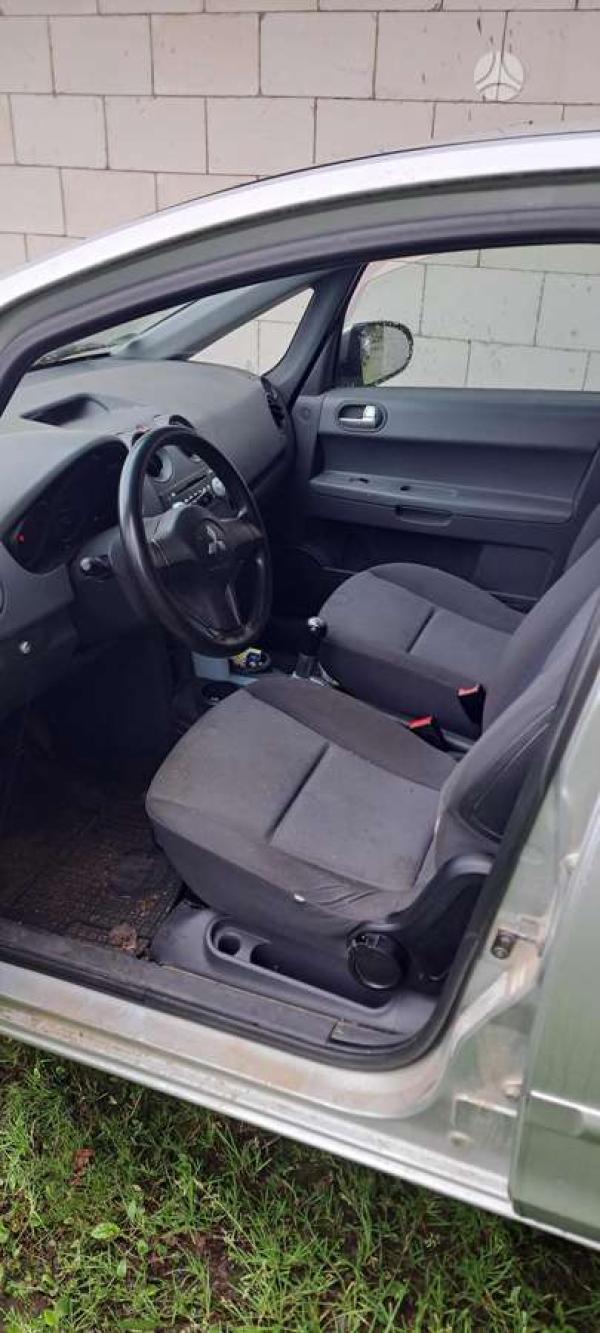 Grey Mitsubishi Colt 2005 in Sakiai, with an engine capacity of 1.49 L and mileage of 227 thousand km for 550 €, photo 5 on AUTOMOTO.COM.LV