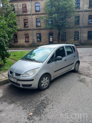 Pelēks Mitsubishi Colt 2005 Rīga, ar dzinēja tilpumu 1.10 L un nobraukumu 240 tūkst. km par 400 €, foto  vietnē AUTOMOTO.COM.LV