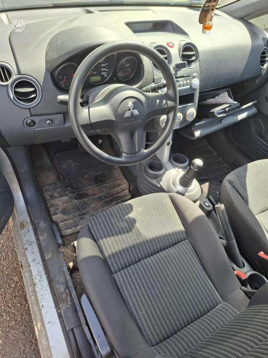 Pelēks Mitsubishi Colt 2008 Viļņa, ar dzinēja tilpumu 1.33 L un nobraukumu 180 tūkst. km par 350 €, foto 6 vietnē AUTOMOTO.COM.LV
