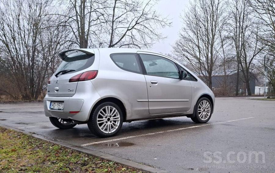 Grey Mitsubishi Colt 2008 in Riga, with an engine capacity of 1.30 L and mileage of 253 thousand km for 850 €, photo 5 on AUTOMOTO.COM.LV