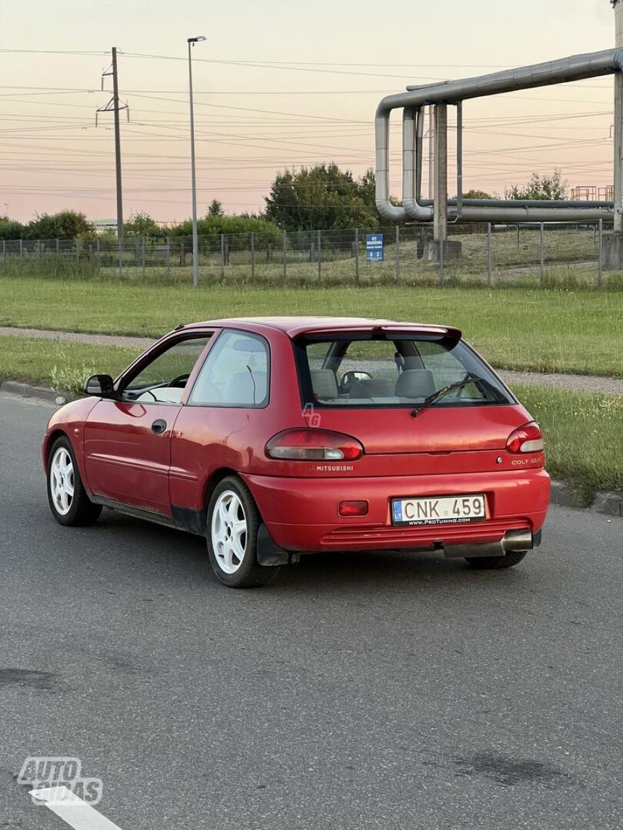 Sarkans Mitsubishi Colt 1996 Viļņa, ar dzinēja tilpumu 1.60 L un nobraukumu 287 tūkst. km par 1350 €, foto 5 vietnē AUTOMOTO.COM.LV