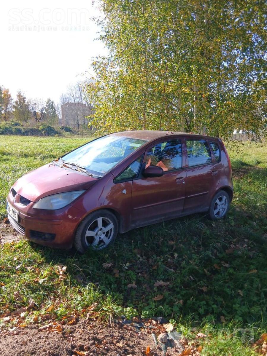 Red Mitsubishi Colt 2006 in Valmiera, with an engine capacity of 1.30 L and mileage of 350 thousand km for 176 €, photo 4 on AUTOMOTO.COM.LV