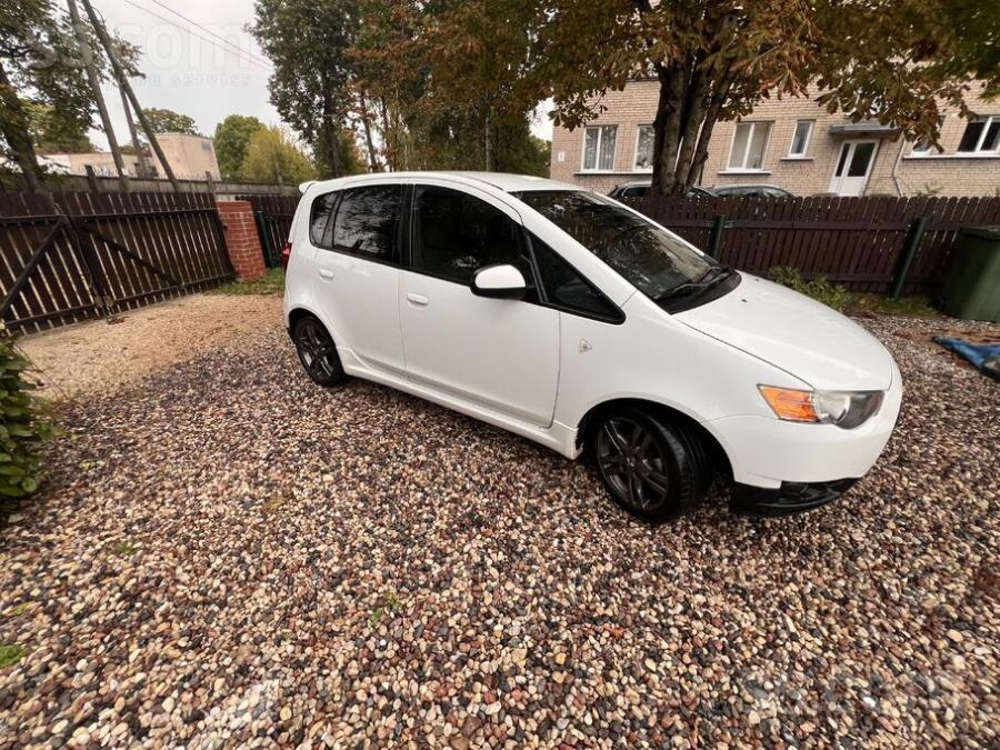White Mitsubishi Colt 2010 in Riga, with an engine capacity of 1.30 L and mileage of 201 thousand km for 2750 €, photo 4 on AUTOMOTO.COM.LV