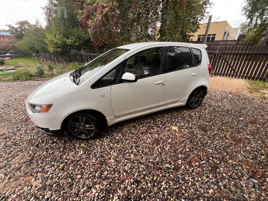 White Mitsubishi Colt 2010 in Riga, with an engine capacity of 1.30 L and mileage of 201 thousand km for 2750 €, photo 5 on AUTOMOTO.COM.LV