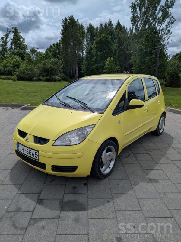 Yellow Mitsubishi Colt 2006 in Tukums, with an engine capacity of 1.10 L and mileage of 211 thousand km for 1100 €, photo 2 on AUTOMOTO.COM.LV