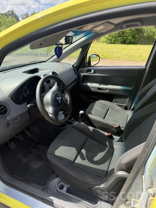 Yellow Mitsubishi Colt 2006 in Ogre, with an engine capacity of 1.10 L and mileage of 210 thousand km for 850 €, photo 5 on AUTOMOTO.COM.LV