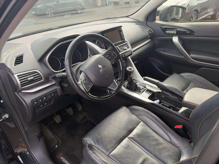 Black Mitsubishi Eclipse Cross 2018 in Klaipeda, with an engine capacity of 1.50 L and mileage of 113 thousand km for 13999 €, photo 3 on AUTOMOTO.COM.LV