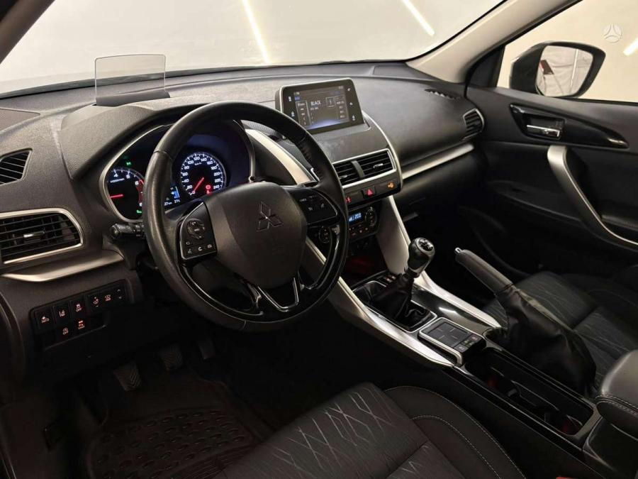 Black Mitsubishi Eclipse Cross 2019 in Marijampole, with an engine capacity of 1.50 L and mileage of 143 thousand km for 13450 €, photo 3 on AUTOMOTO.COM.LV