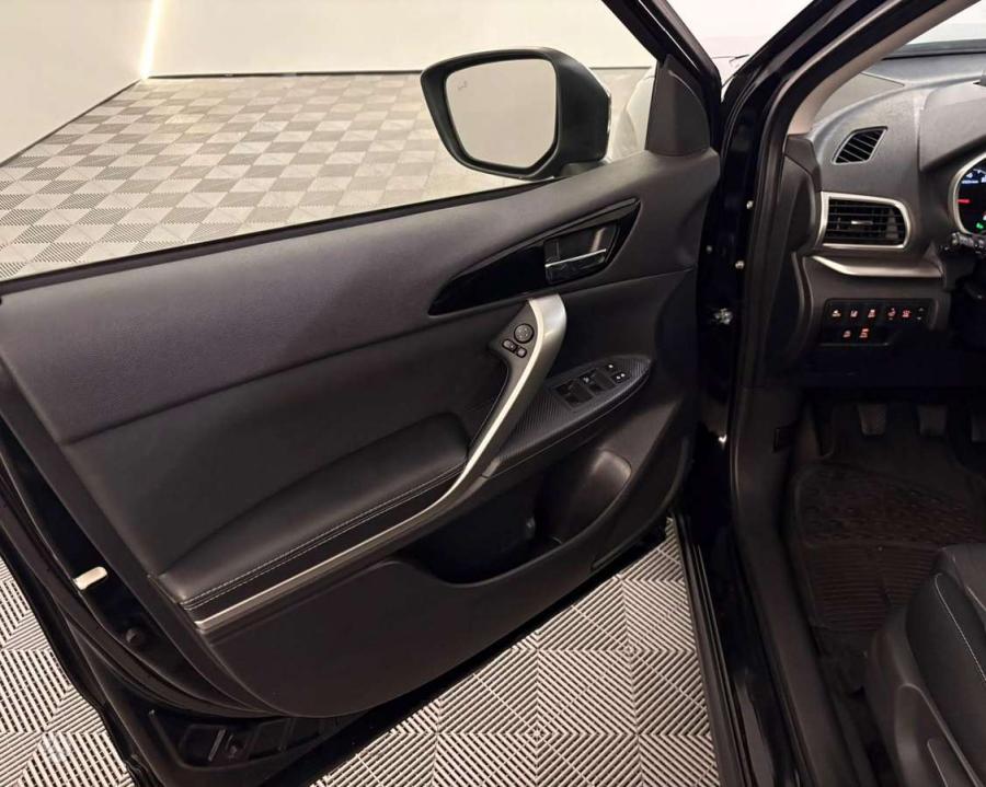 Black Mitsubishi Eclipse Cross 2019 in Marijampole, with an engine capacity of 1.50 L and mileage of 143 thousand km for 13450 €, photo 26 on AUTOMOTO.COM.LV