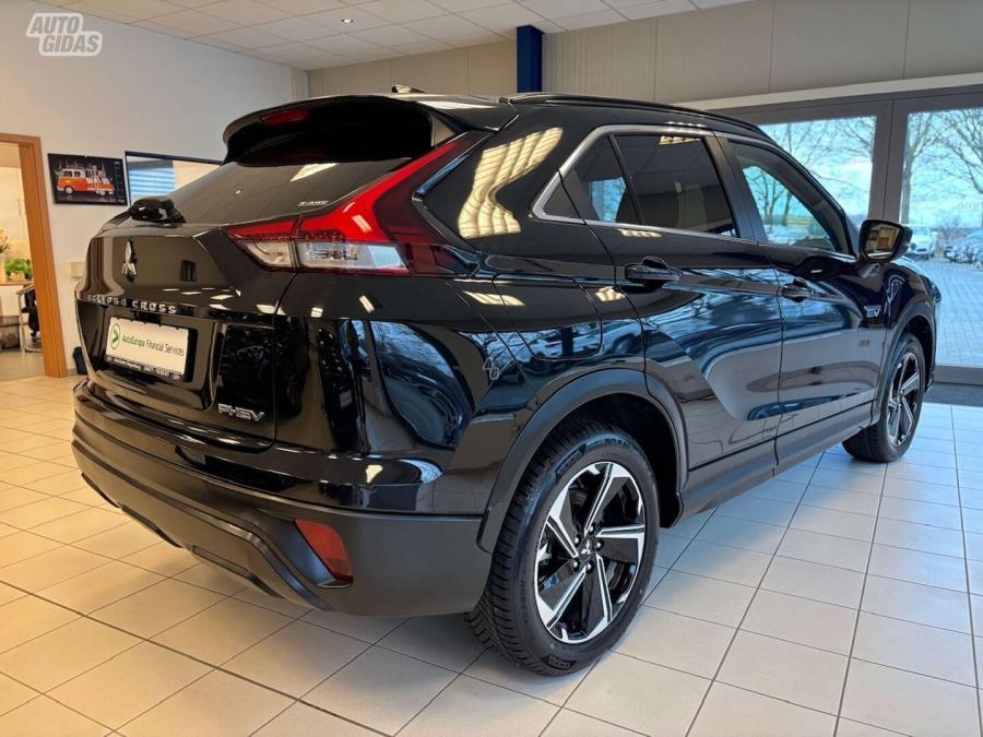 Black Mitsubishi Eclipse Cross 2022 in Kaunas, with an engine capacity of 2.40 L and mileage of 45 thousand km for 23379 €, photo 4 on AUTOMOTO.COM.LV