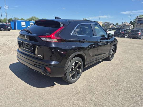 Black Mitsubishi Eclipse Cross 2022 in Siauliai, with an engine capacity of 2.36 L and mileage of 40 thousand km for 16900 €, photo 4 on AUTOMOTO.COM.LV