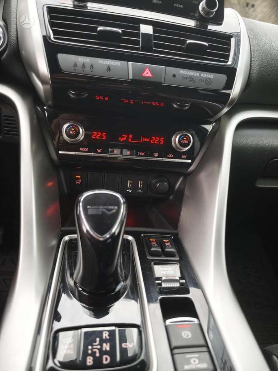 Melns Mitsubishi Eclipse Cross 2024 Viļņa, ar dzinēja tilpumu 2.36 L un nobraukumu 97 tūkst. km par 21250 €, foto 24 vietnē AUTOMOTO.COM.LV
