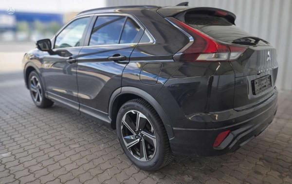 Mitsubishi Eclipse Cross 2024 in Siauliai on AUTOMOTO.COM.LV Black Mitsubishi Eclipse Cross 2024 in Siauliai, with an engine capacity of 2.36 L and mileage of 92 thousand km for 18900 €, photo 5 on AUTOMOTO.COM.LV