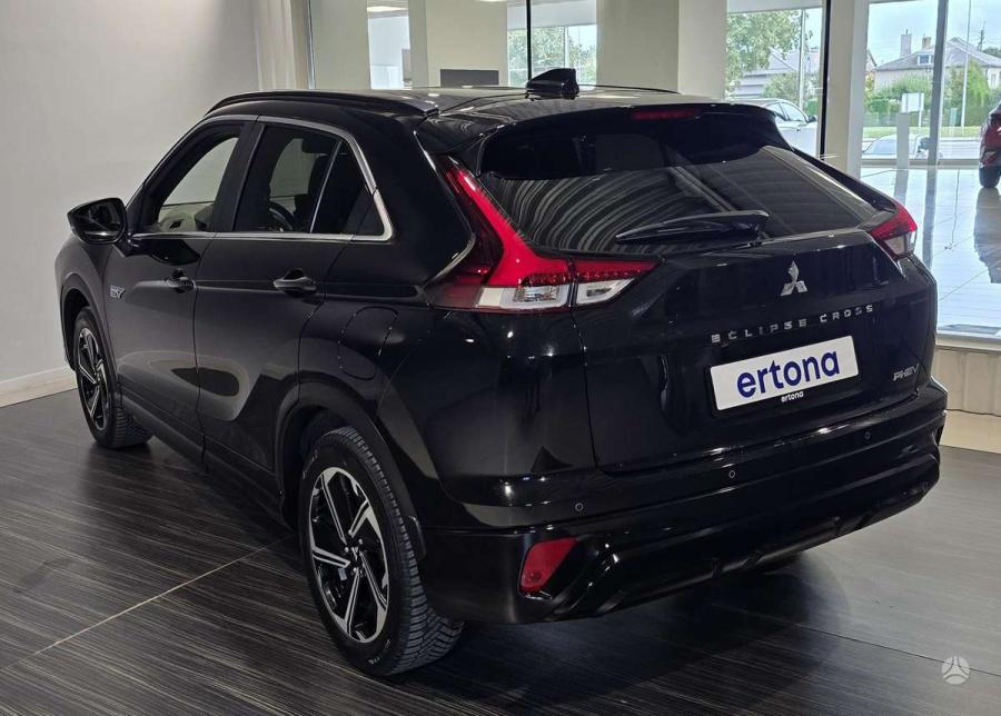 Black Mitsubishi Eclipse Cross 2024 in Siauliai, with an engine capacity of 2.36 L and mileage of 92 thousand km for 21900 €, photo 5 on AUTOMOTO.COM.LV