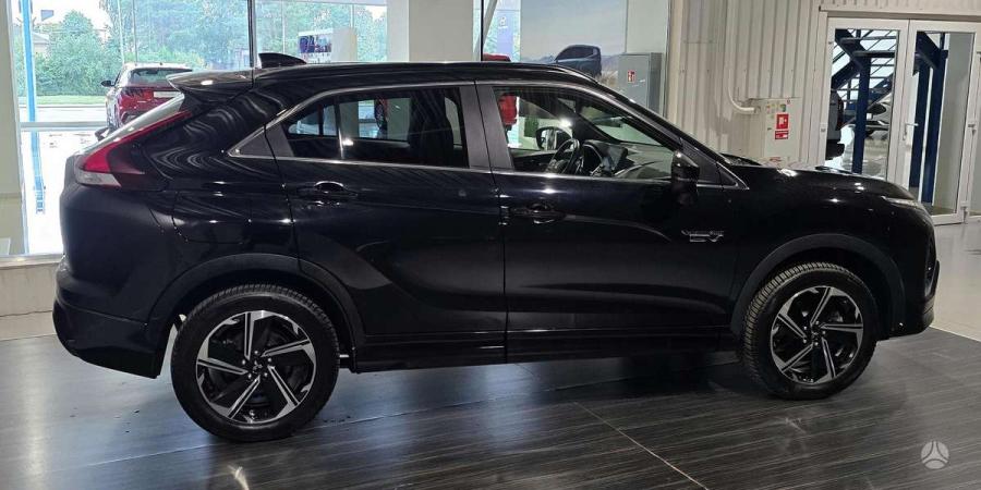 Black Mitsubishi Eclipse Cross 2024 in Siauliai, with an engine capacity of 2.36 L and mileage of 92 thousand km for 21900 €, photo 6 on AUTOMOTO.COM.LV