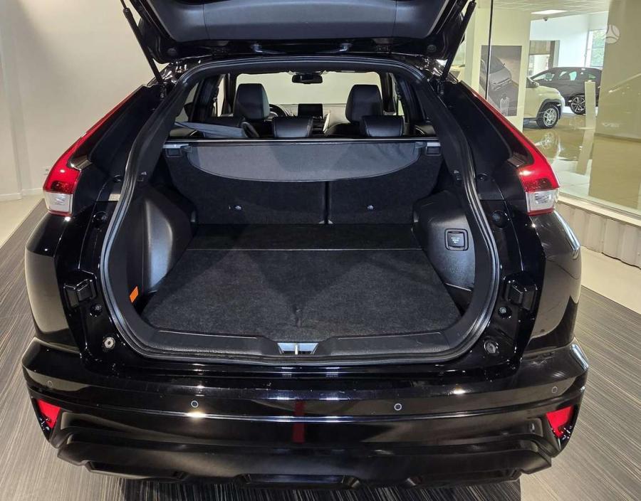 Black Mitsubishi Eclipse Cross 2024 in Siauliai, with an engine capacity of 2.36 L and mileage of 92 thousand km for 21900 €, photo 10 on AUTOMOTO.COM.LV