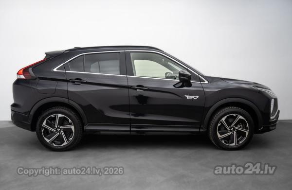 Black Mitsubishi Eclipse Cross 2022 in Tallinn, with an engine capacity of 2.40 L and mileage of 119 thousand km for 18999 €, photo 4 on AUTOMOTO.COM.LV