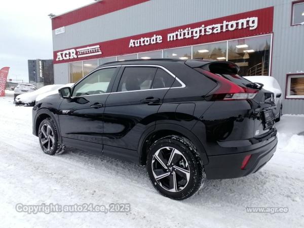 Melns Mitsubishi Eclipse Cross 2021 Tallina, ar dzinēja tilpumu 2.40 L un nobraukumu 133 tūkst. km par 19900 €, foto 2 vietnē AUTOMOTO.COM.LV