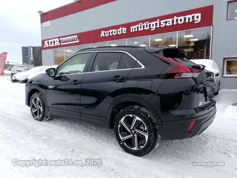 Black Mitsubishi Eclipse Cross 2021 in Tallinn, with an engine capacity of 2.40 L and mileage of 133 thousand km for 19900 €, photo 2 on AUTOMOTO.COM.LV