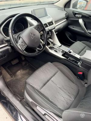 Pelēks Mitsubishi Eclipse Cross 2019 Viļņa, ar dzinēja tilpumu 2.27 L un nobraukumu 209 tūkst. km par 11000 €, foto 7 vietnē AUTOMOTO.COM.LV